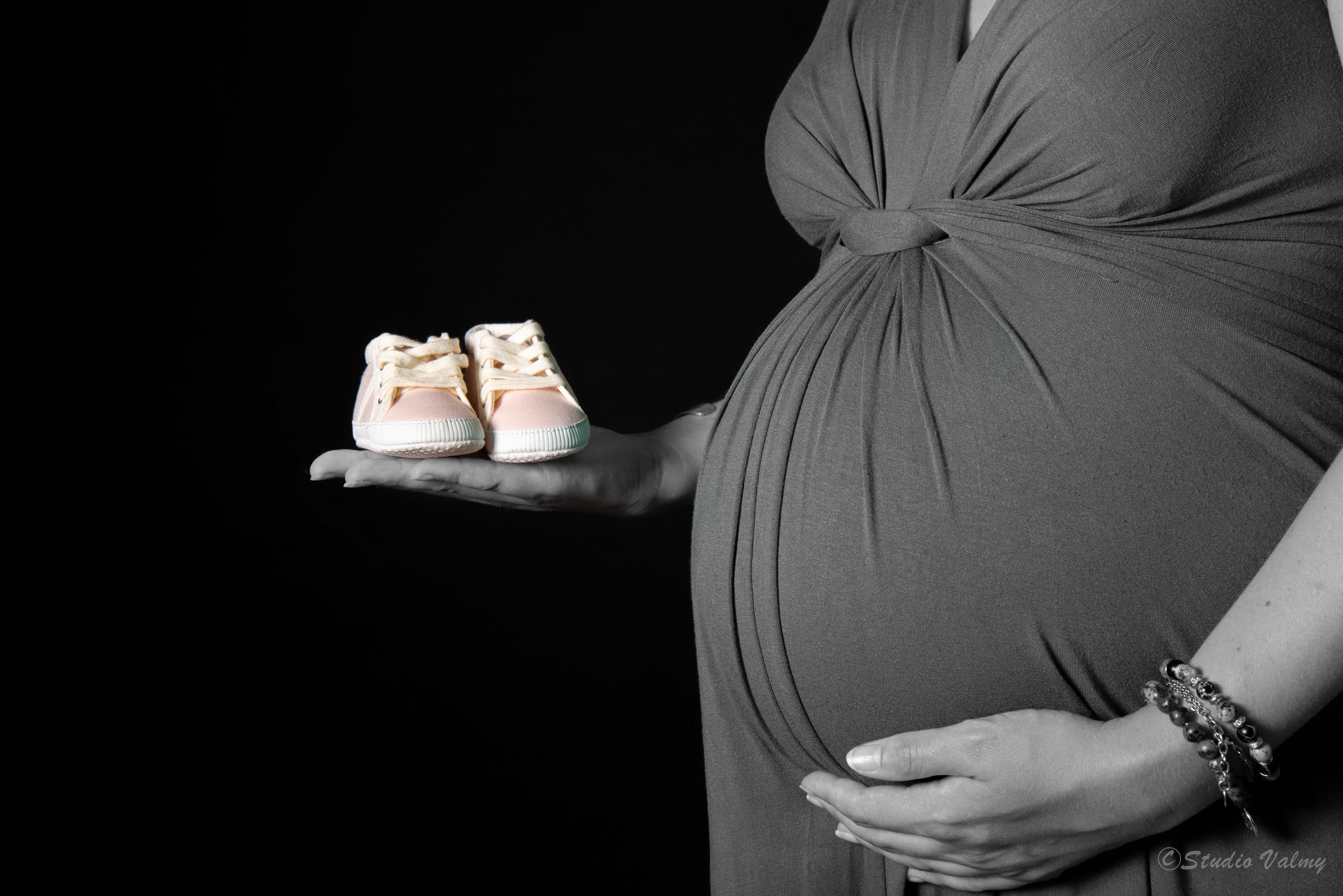 - Studio Valmy photographe de grossesse - matenité - ventre rond - bébé